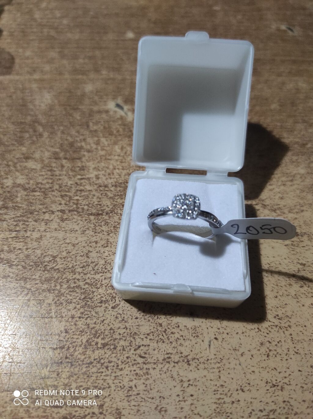 Srebrni prsten sa kubičnim cirkonima u elegantnoj kutijici. - Dizajn