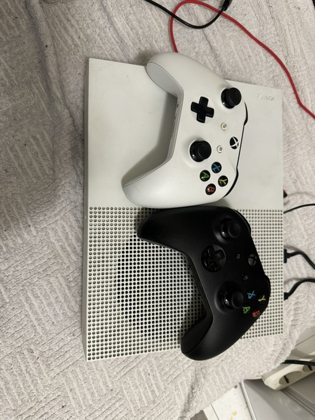 Xbox One S konzola sa dva bežična kontrolera - Model: Xbox One S - U
