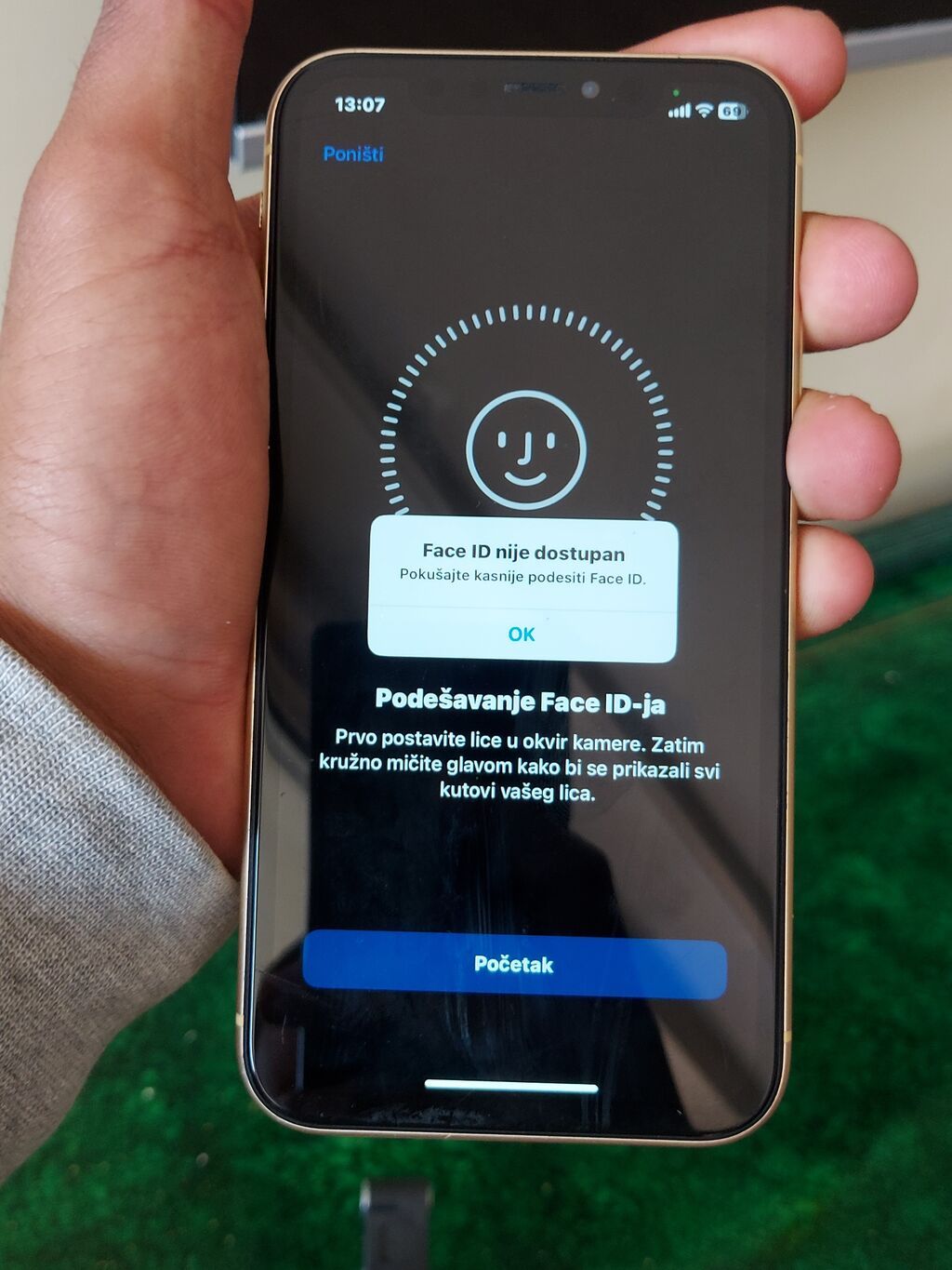 Apple iPhone XR– zlatna boja - Ekran 6.1" Super Retina XDR (OLED)