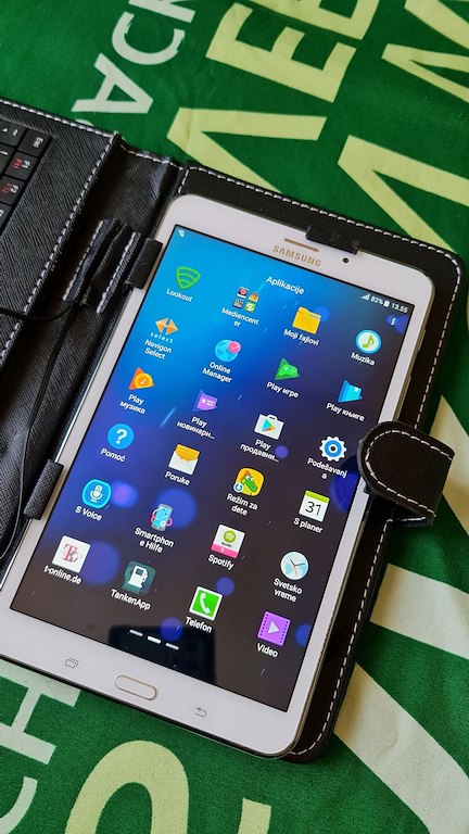 Samsung Galaxy Tab (7–8’’) sa zaštitnom futrolom i žičnom mini