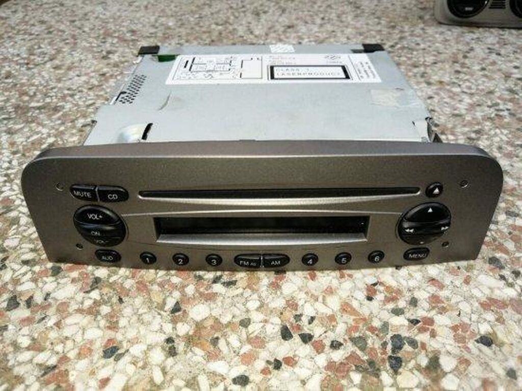 Alfa GT cd radio. Originalni polovni delovi 147-156-GT-159-Fiat