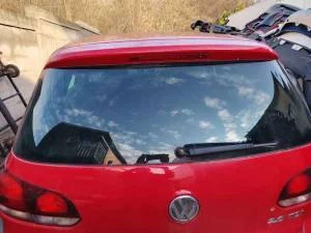 Golf 6 zadnje staklo 5 vrata fabrički zatamljeno. Golf 6 zadnje staklo