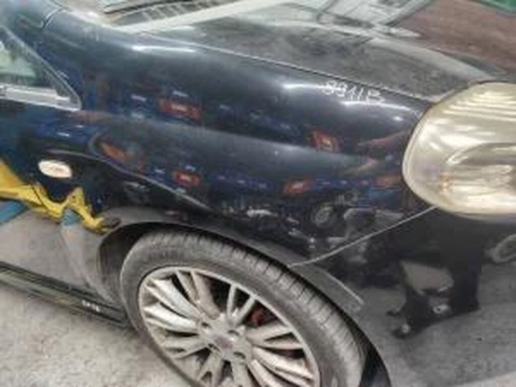 Fiat Grande Punto desno krilo kod boje 891 b. Fiat Grande Punto desno