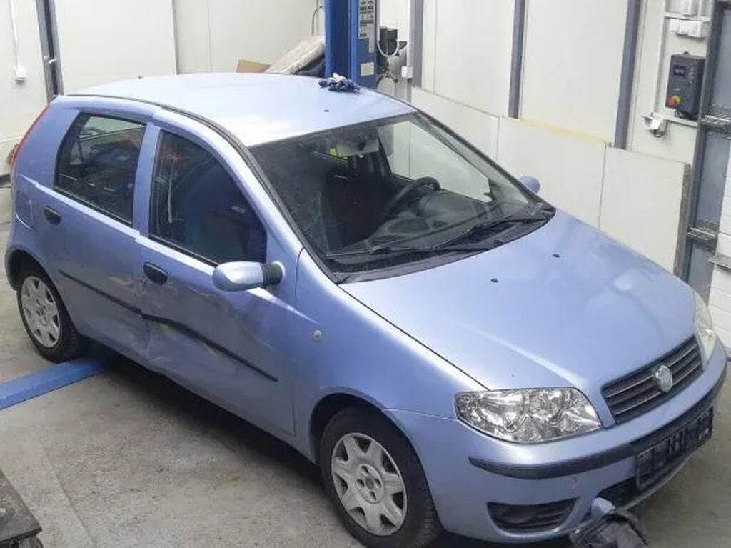 Fiat Punto 3 desno krilo kod boje 792. Fiat Punto 3 desno krilo kod