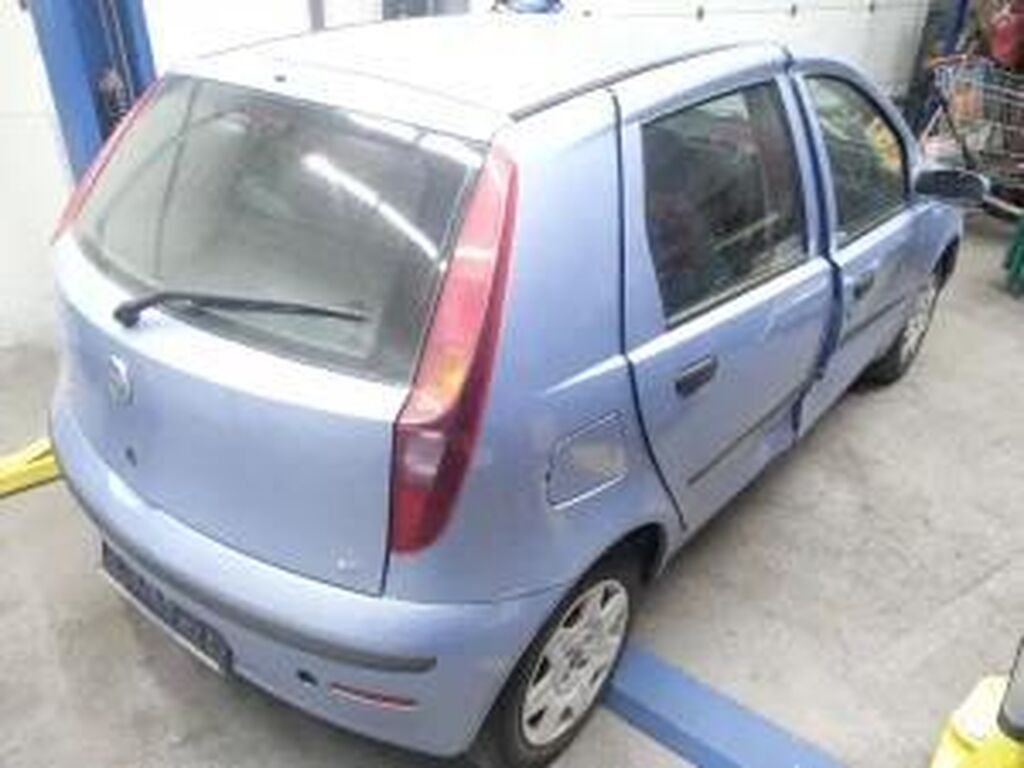 Fiat Punto 3 stop svetla 5v. Fiat Punto 3 stop svetla 5vOriginalni