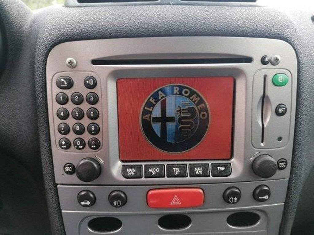 Alfa 147 multimedija sa kodom. Originalni polovni delovi za Alfa Romeo