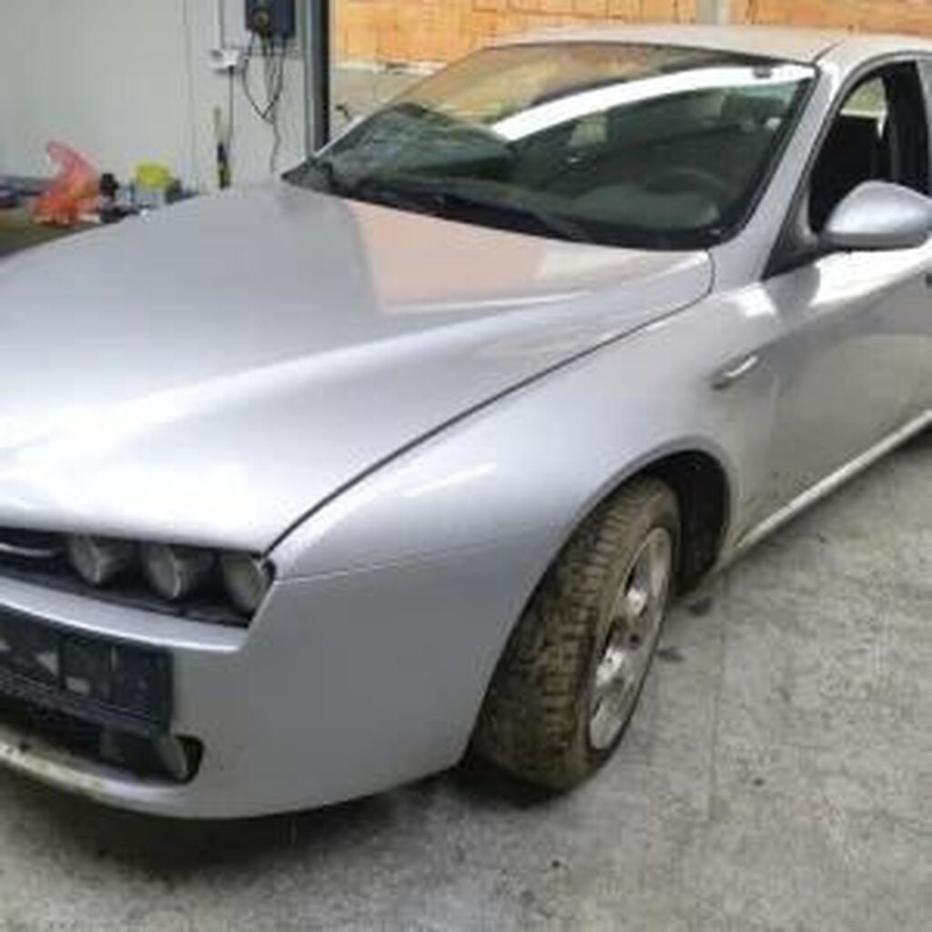 Alfa Romeo 159 hauba kod boje 565/A. Alfa Romeo 159 hauba kod boje