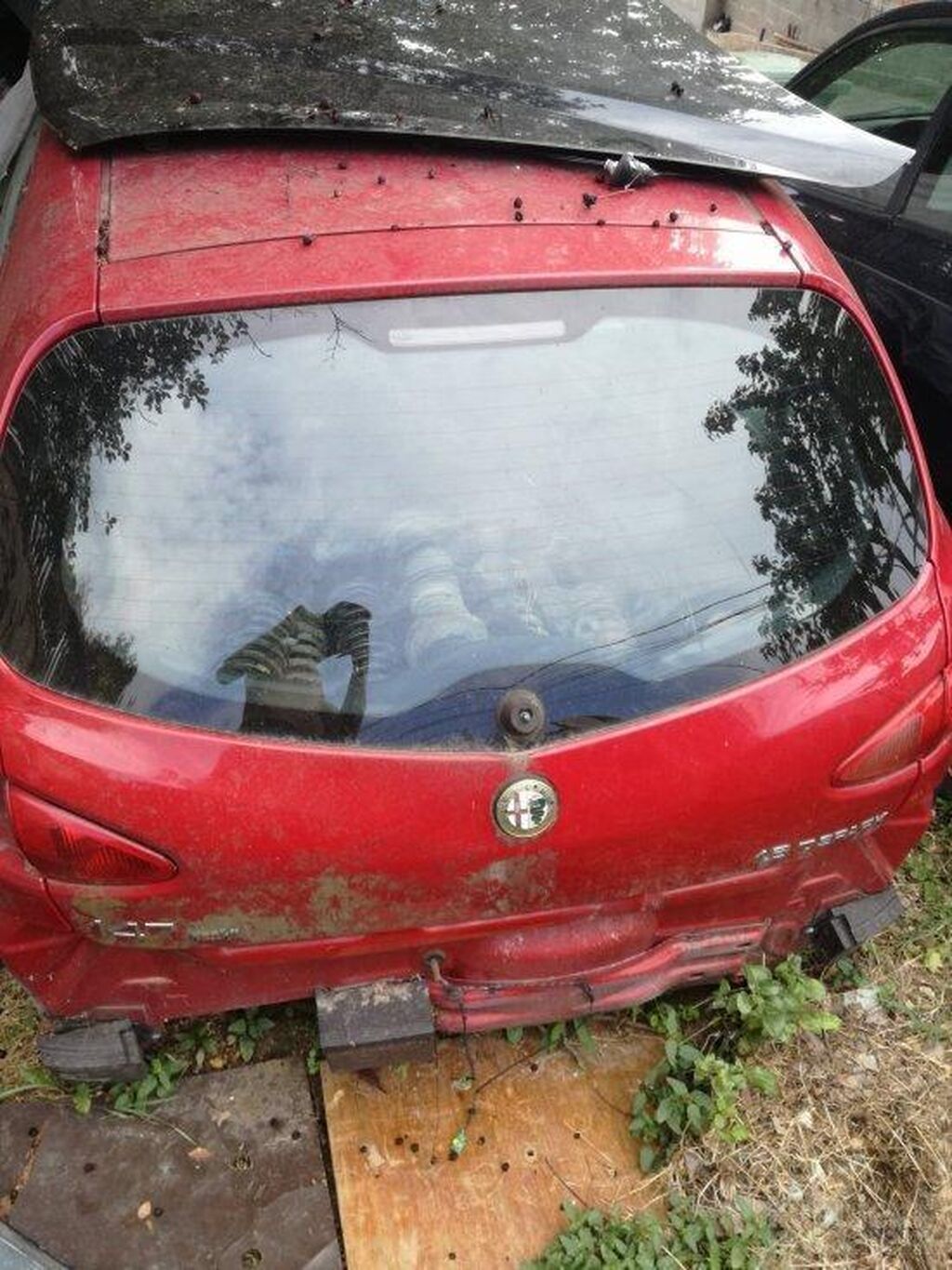 Alfa Romeo 147 GEPEK VRATA SA STAKLOM. Alfa Romeo 147 GEPEK VRATA SA