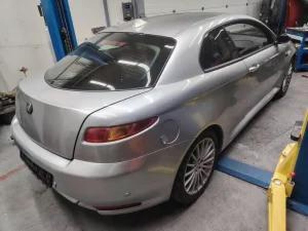 Alfa Romeo GT gepek vrata kod boje 651. Alfa Romeo GT gepek vrata kod