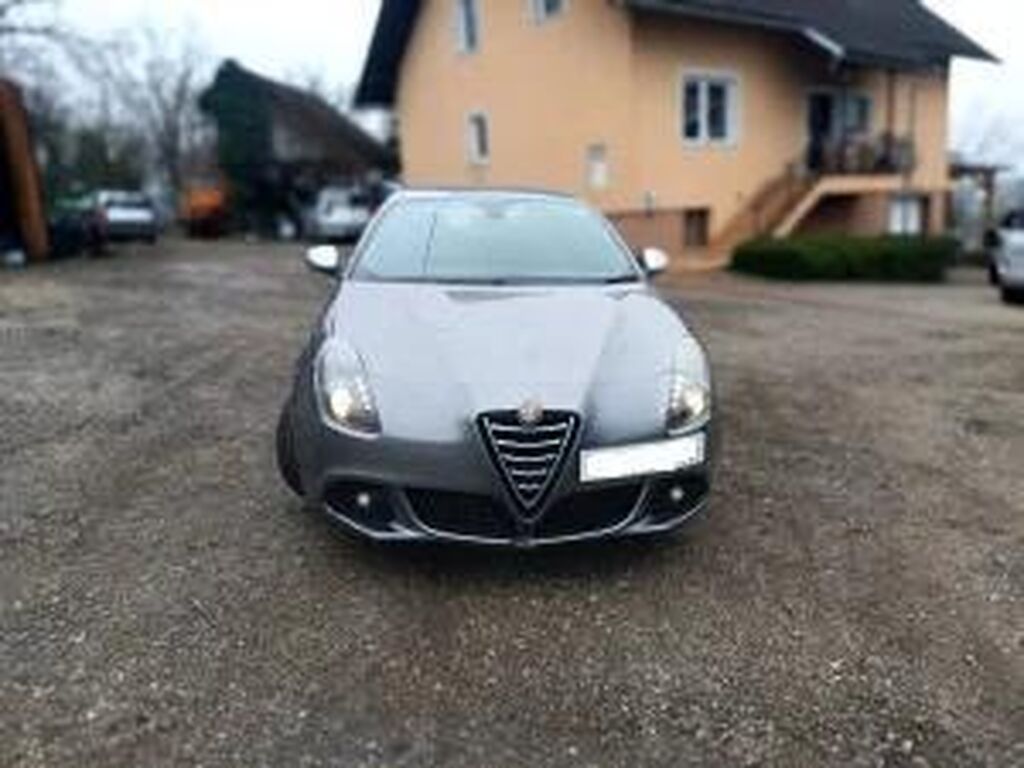 Alfa Romeo Giulietta hauba kod boje 618. Alfa Romeo Giulietta hauba