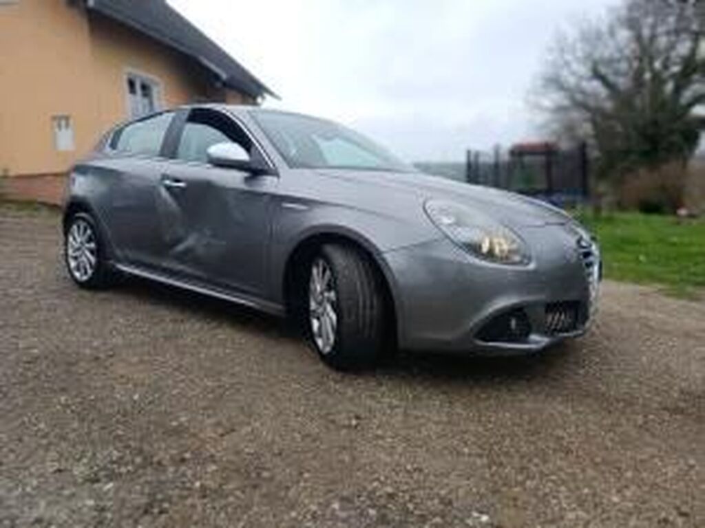 Alfa Romeo Giulietta desno krilo kod boje 618. Alfa Romeo Giulietta