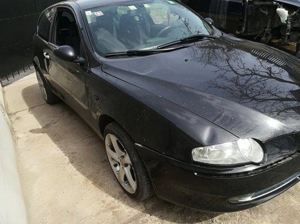 Alfa 147 far desni. Alfa 147 far desni