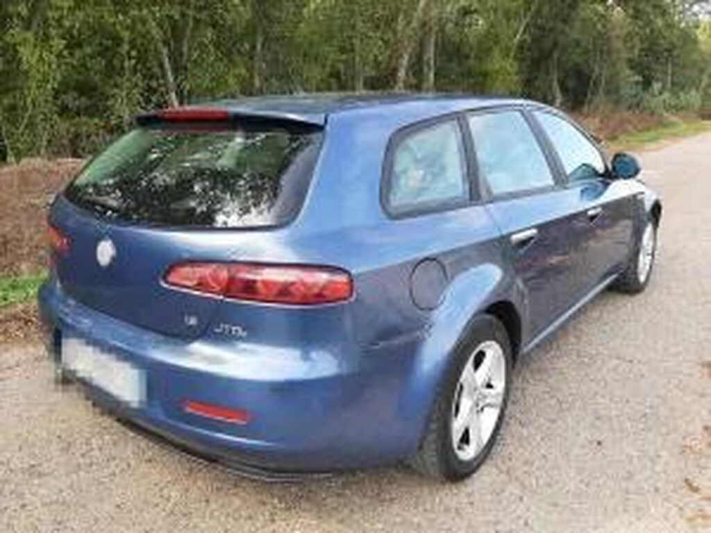 Alfa Romeo 159 branik zadnji kod boje 275A. Alfa Romeo 159 branik