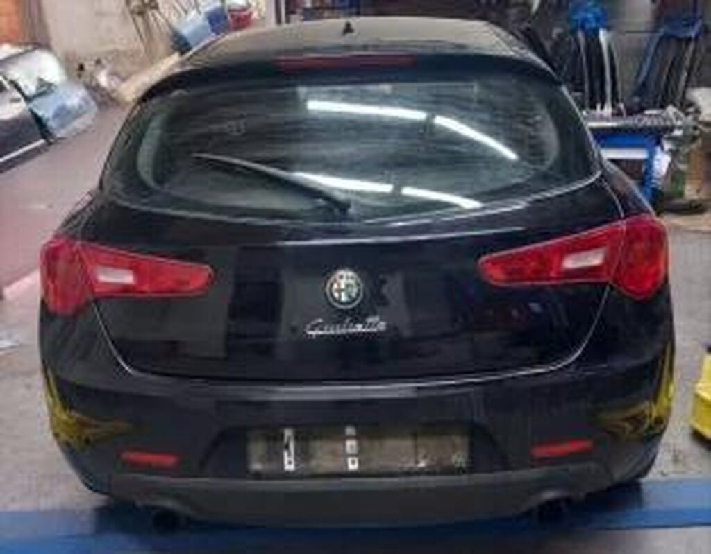 Alfa Romeo Giulietta gepek vrata kod boje 601/b. Alfa Romeo Giulietta