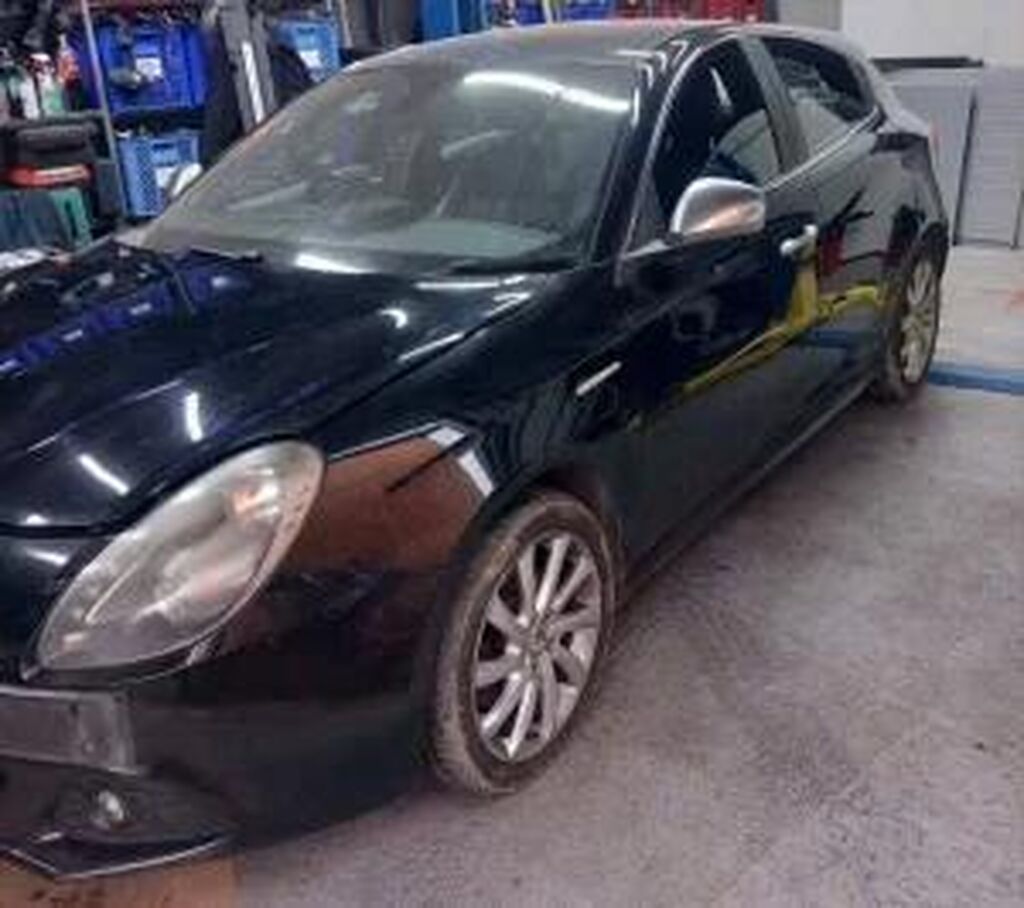 Alfa Romeo Giulietta levo krilo kod boje 601/b. Alfa Romeo Giulietta
