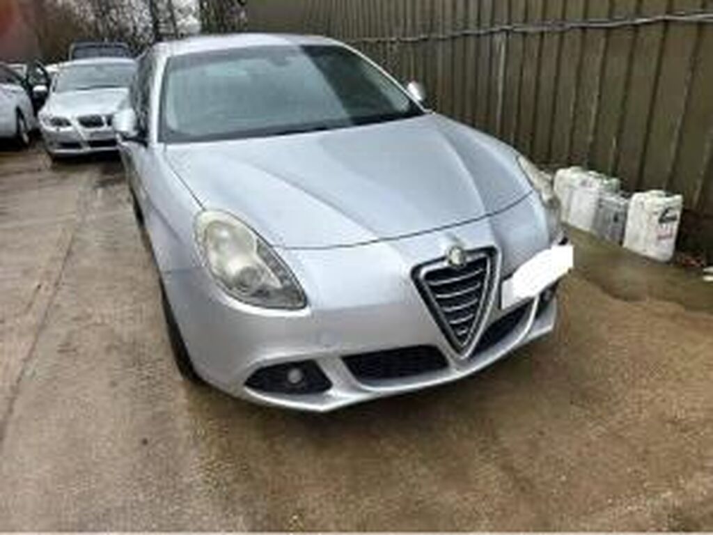 Alfa Romeo Giulietta prednji branik kod boje 620/B. Alfa Romeo