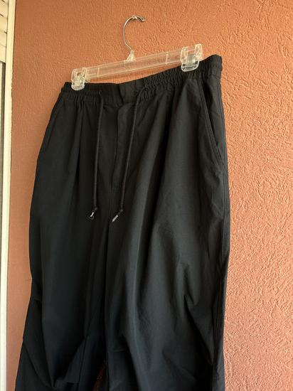 BERSHKA crne cargo jogger pantalone