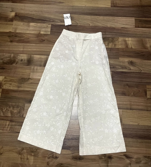 Zara pantalone s etiketom