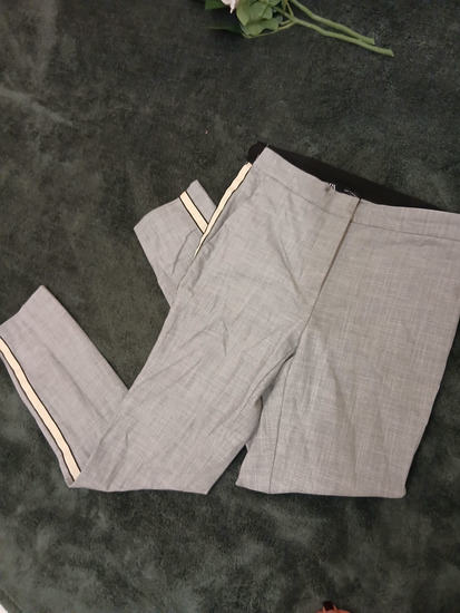485.Zara pantalone sa prugom