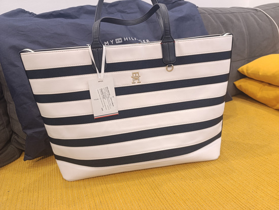 Nova Tommy Hilfiger torba sa etiketom
