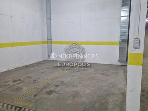 Više parking mesta između Cara Dušana i Ugrinovačke ID#7986
