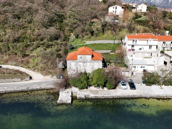 Kamena kuća za renoviranje sa velikim placem, 10m od mora, Kotor, Prčanj
