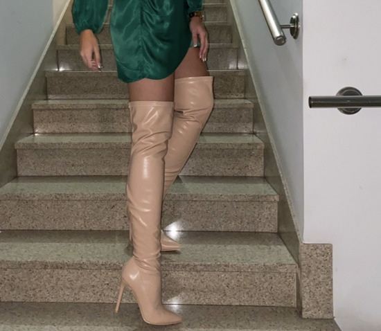 133.Dugacke cizme nude