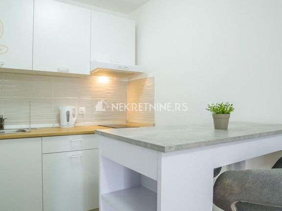Garsonjera 28 m² Centar | Kosovska | Terasa | Renovirano | Namešteno, KOSOVSKA