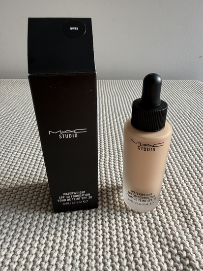 MAC Studio Waterweight SPF 30 Foundation
