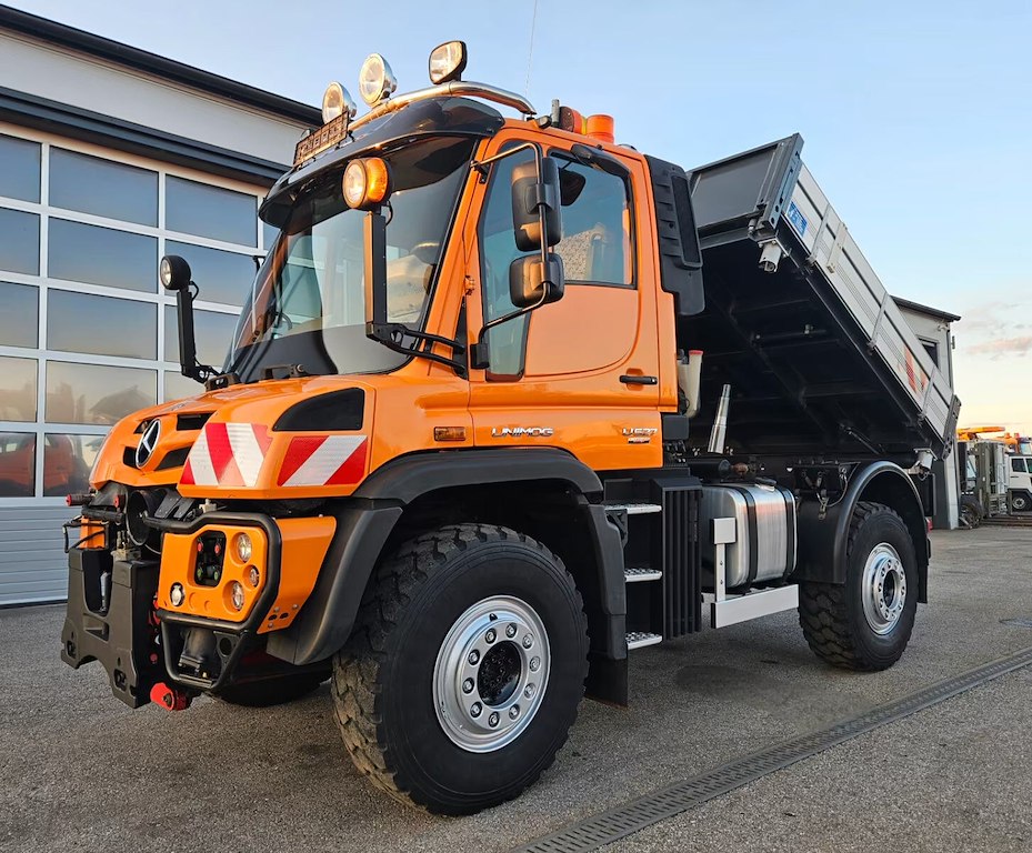 Mercedes-Benz Unimog U527 4x4 3 Way Tipper kiper