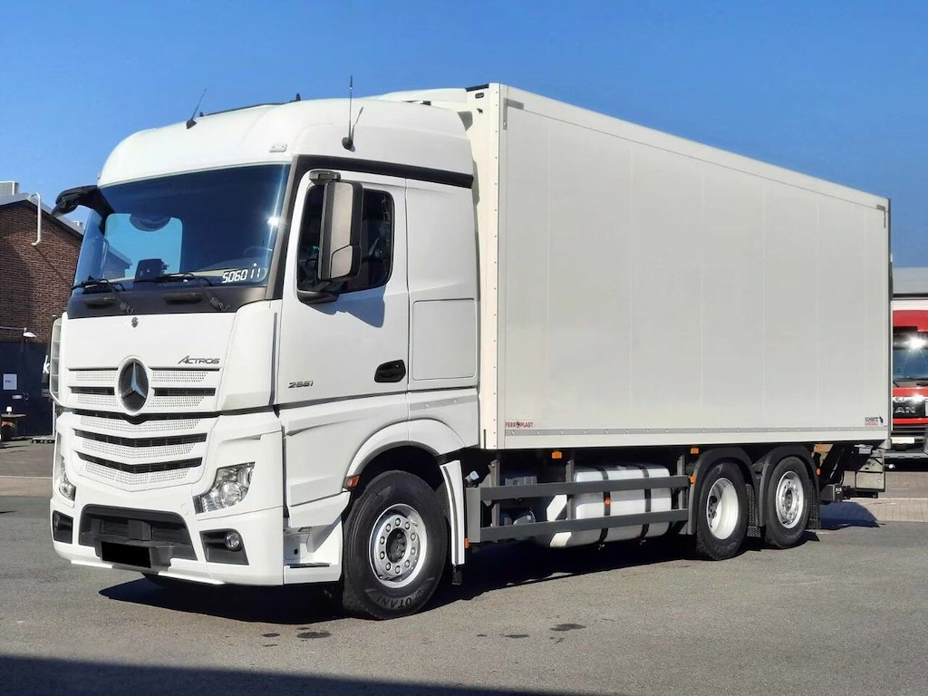 Mercedes-Benz 2551 / 6x2 / tail lift kamion hladnjača