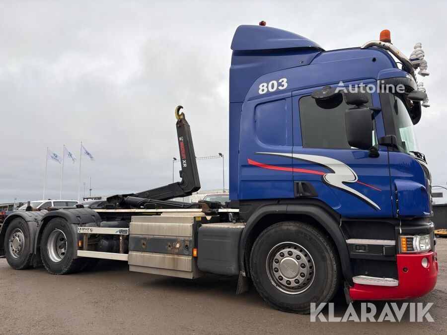 Prodaje se Scania P340LB6X2 rol kiper sa kukom na aukciji