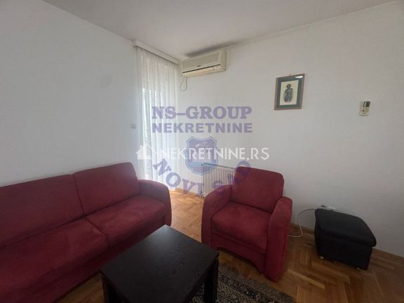 Odlican trosoban stan na Sajmu!