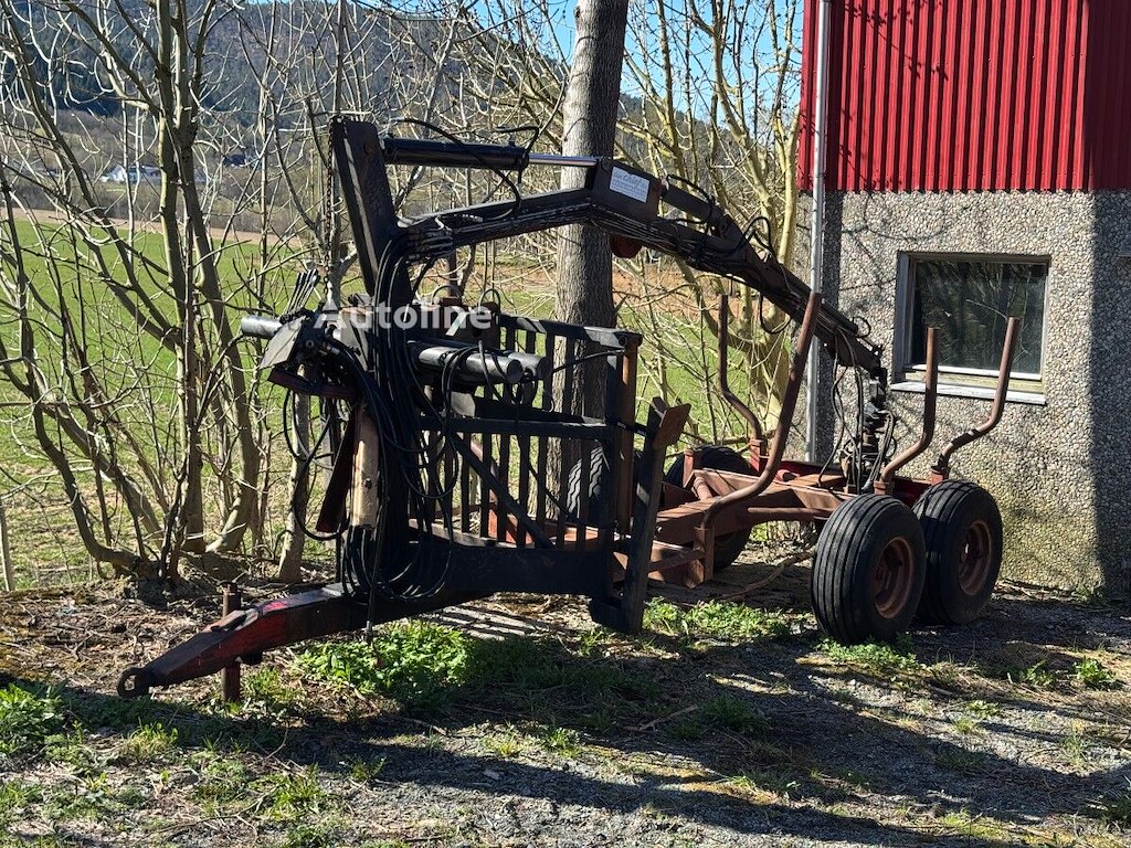 Prodaje se Chief Tømmervogn med kran šumarsku prikolicu na aukciji