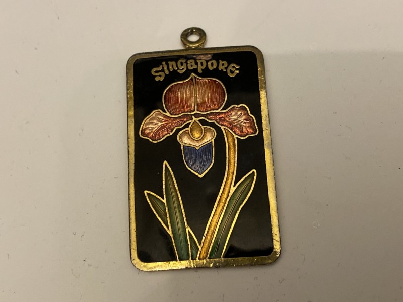 Vintage -Emajlirani Privezak Singapore