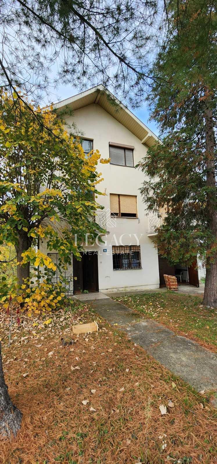Odlična lokacija, dve kuće na placu, uknjižene ID#1230
199.000 €