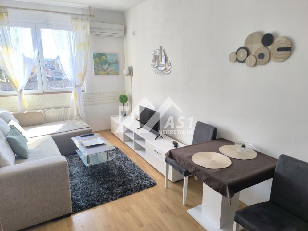 Sterijina strogi centar ,odlična cena ID#6014
350 €
