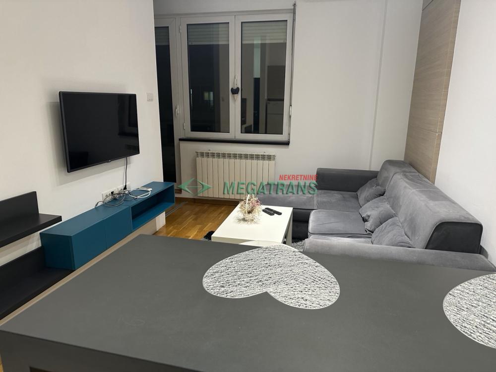 2-soban, 45m2, Aleksandar zgrada Bulevar oslobođenja ID#1874
450 €