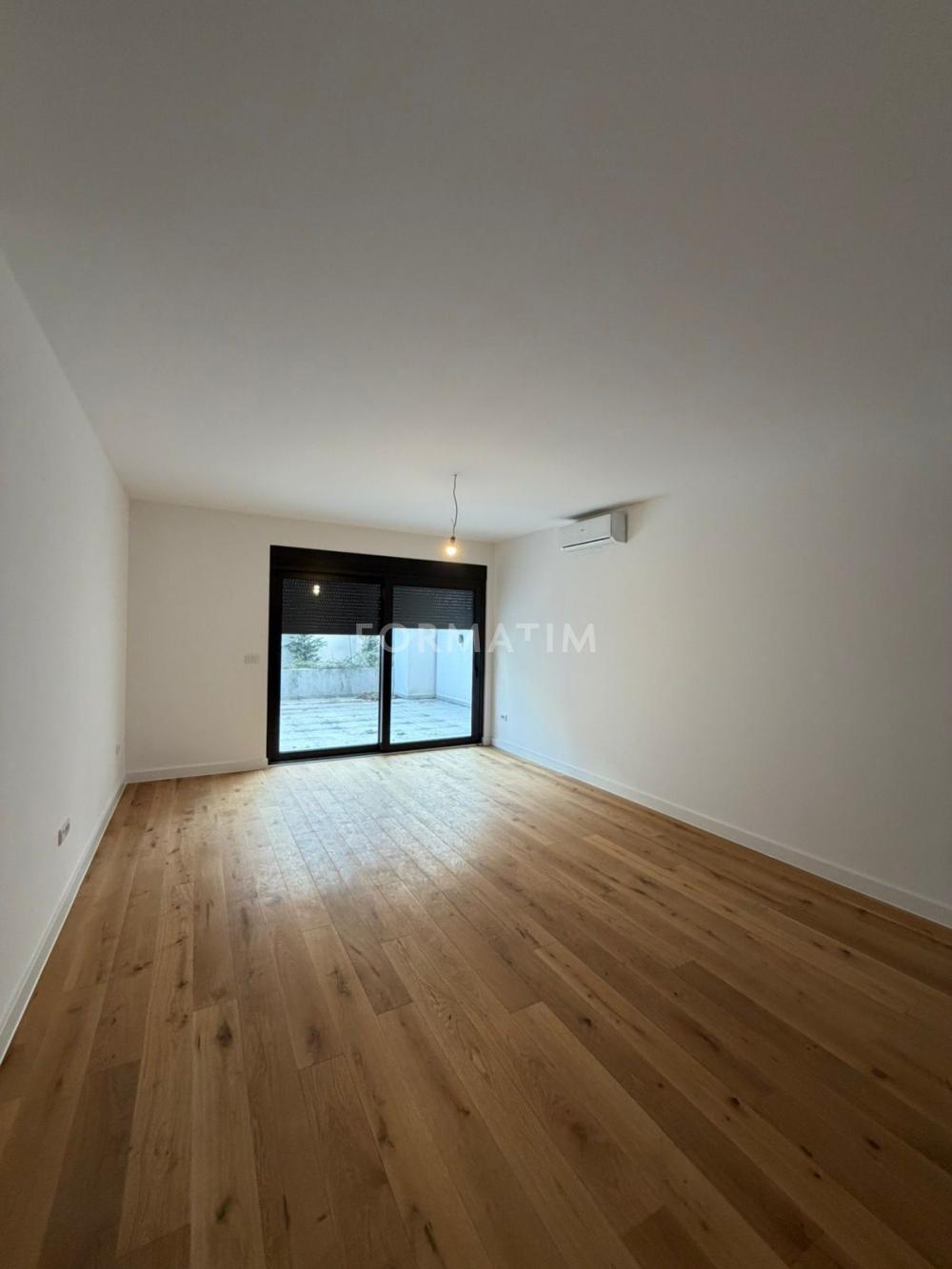 Voždovac-Lekino brdo/ Poslovni prostor 91m2 + Dvorište 120m2 ID#2785
1.200 €