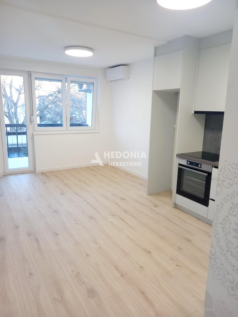 Zemun polje, Centar, 2.5, renoviran, adaptiran ID#10421
120.000 €