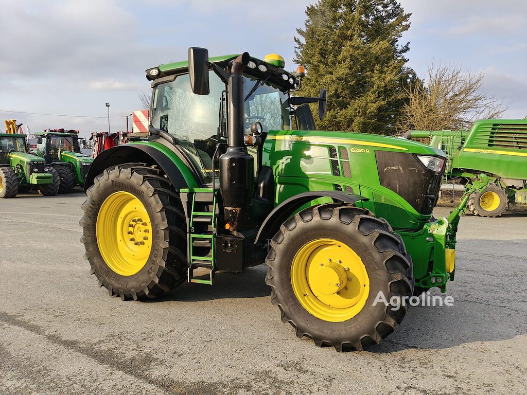 John Deere 6250R traktor točkaš