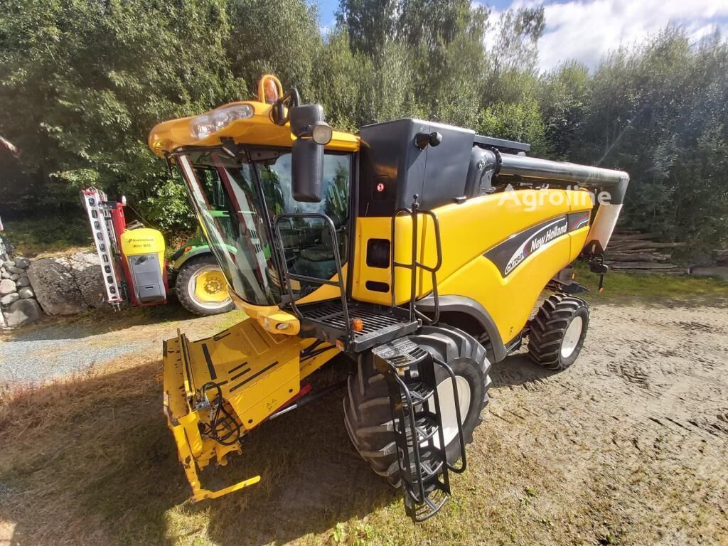 Prodaje se New Holland CX 780 SLH kombajn za žito na aukciji