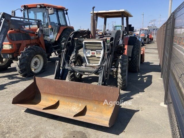 Massey Ferguson TRACTOR(Massey Ferguson) traktor točkaš