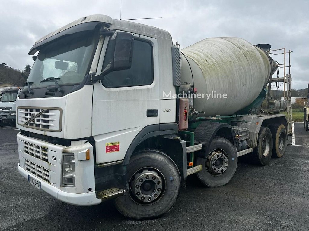 Volvo FM - 12 440 9M3 kamion s mešalicom za beton