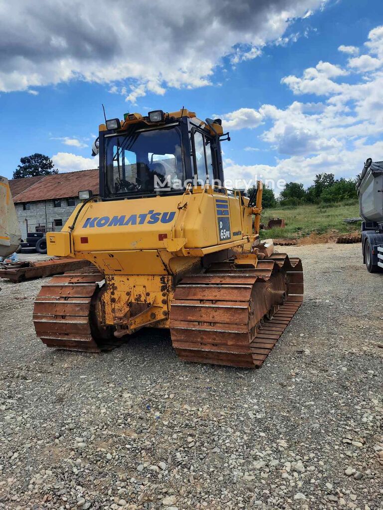 Komatsu D65 buldožer