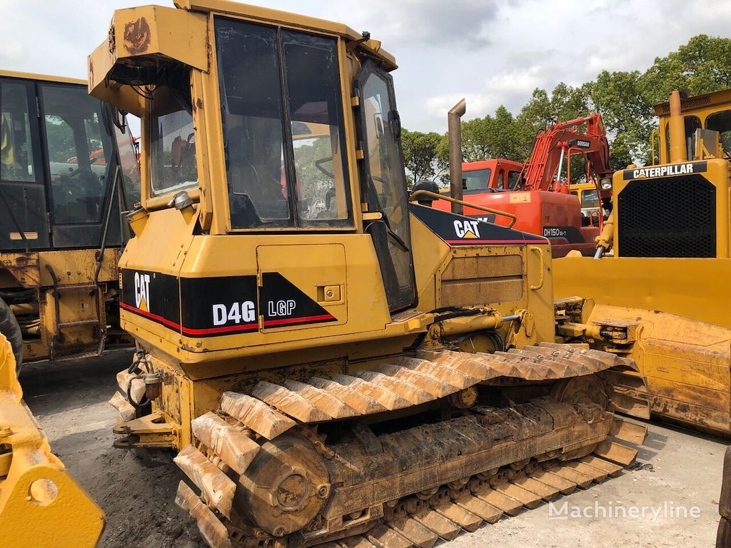 Caterpillar D4G buldožer
