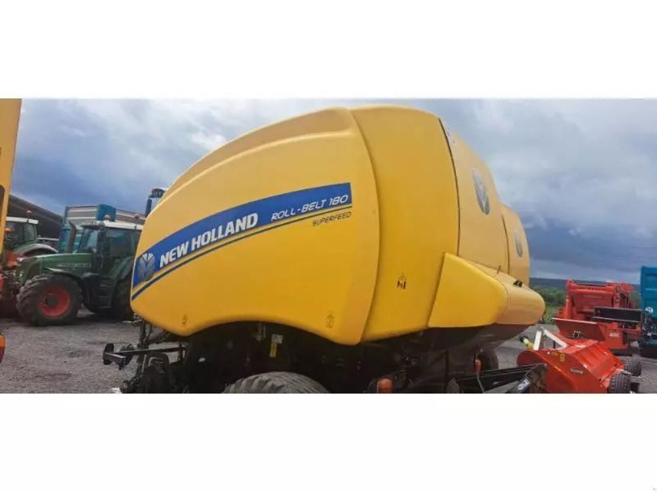 New Holland roll-belt180 balirka za četvrtaste bale
