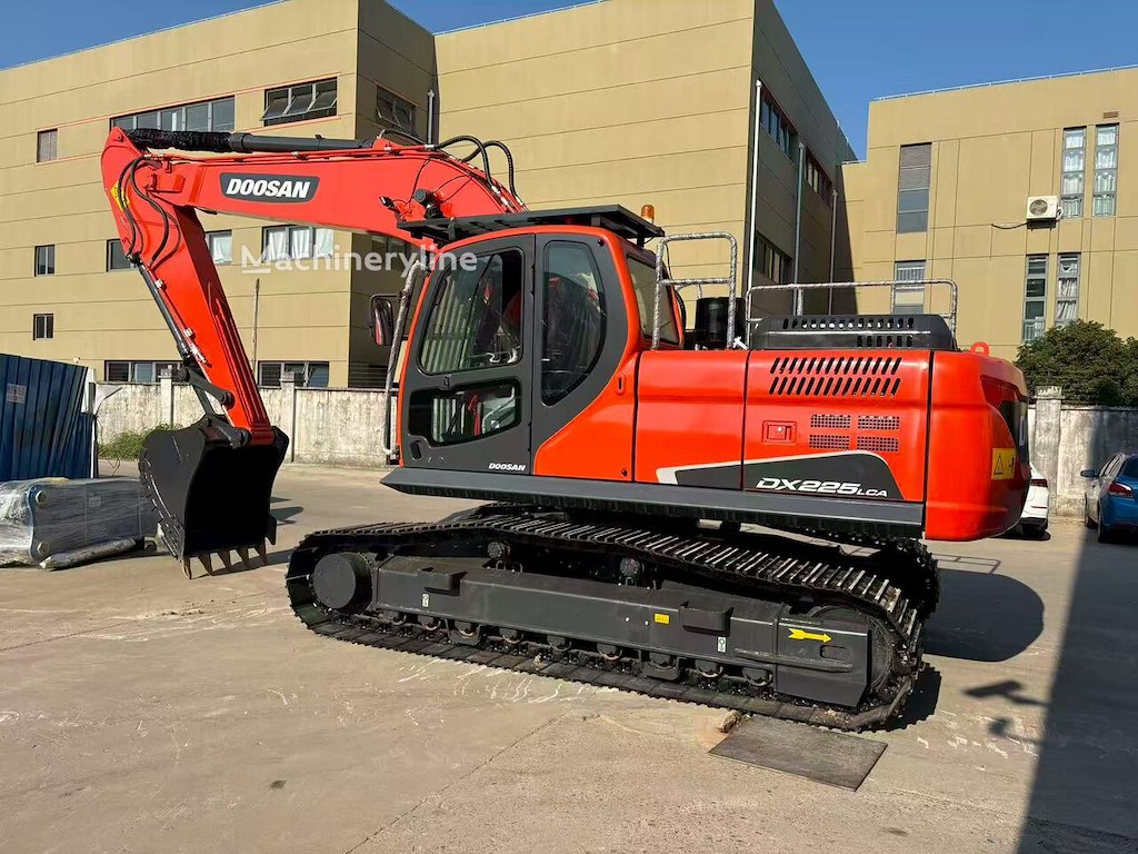 Doosan DX225 bager guseničar