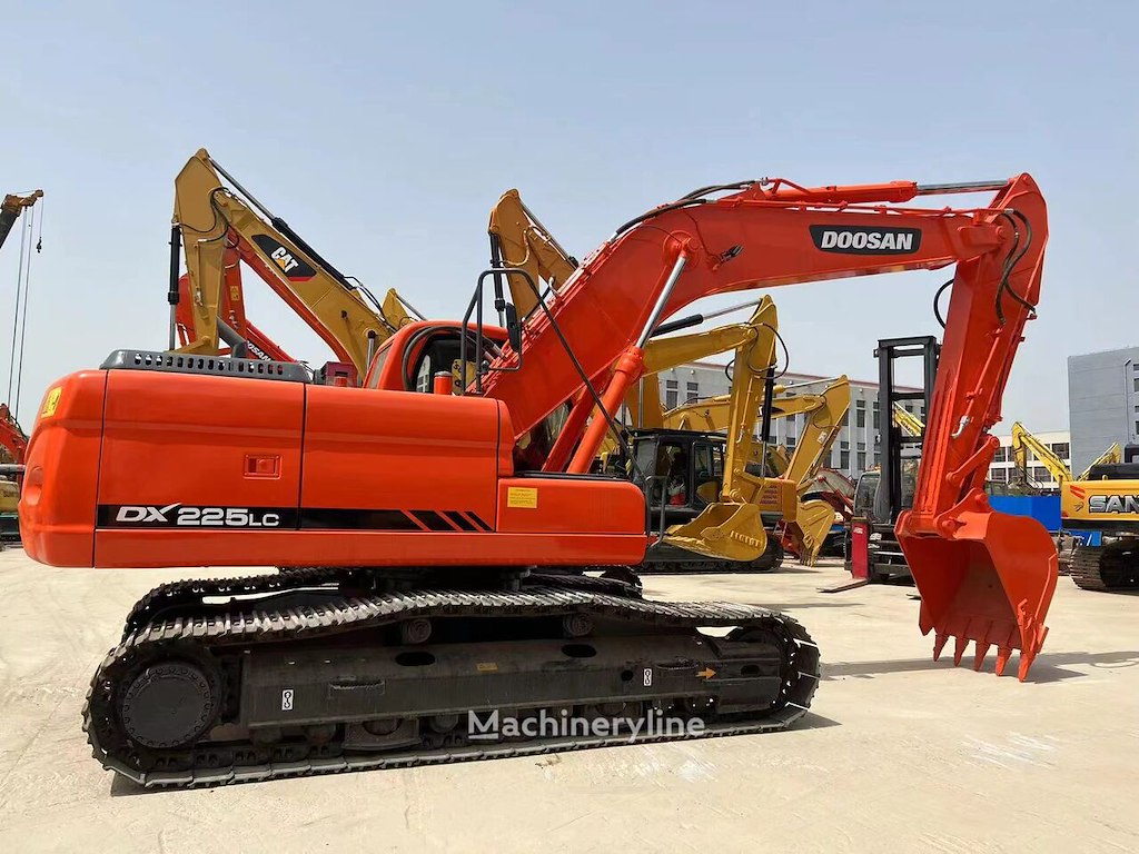 Doosan DX225 bager guseničar