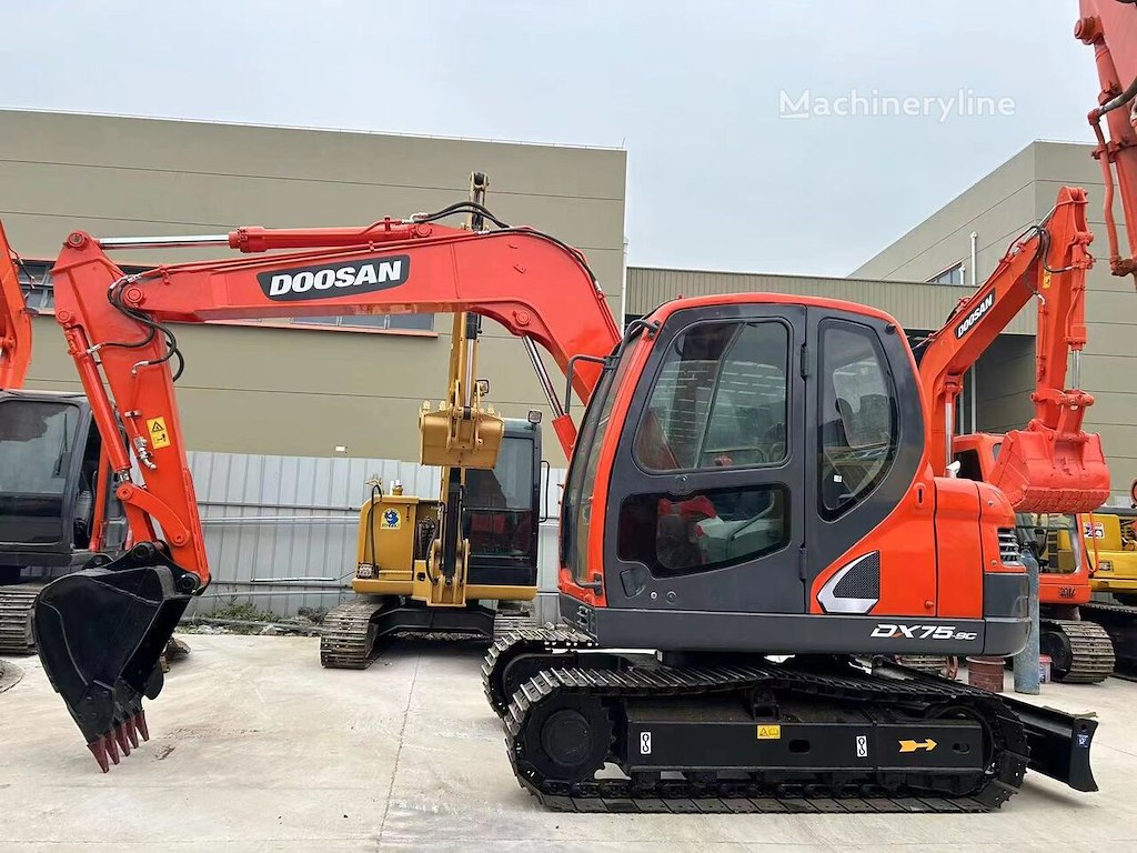 Doosan DX75 bager guseničar